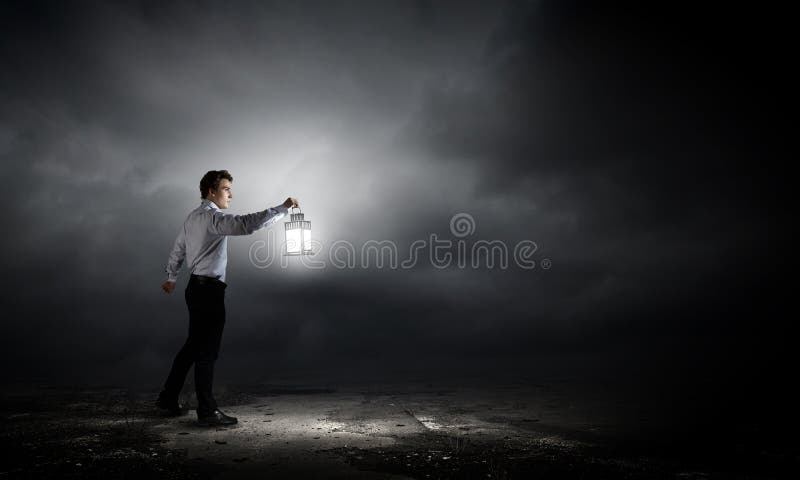 Hombre con la linterna imagen de archivo. Imagen de tentativa - 47531293