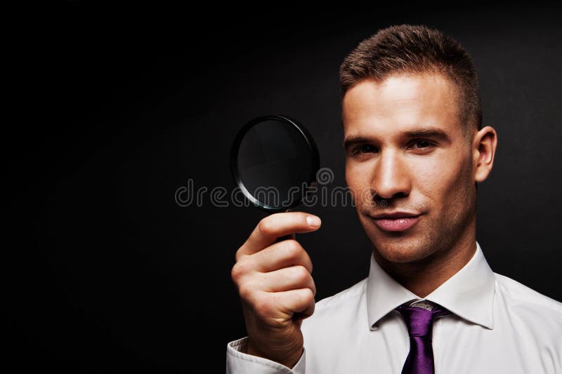 Hombre Con La Lupa En Fondo Oscuro Imagen de archivo - Imagen de lupa ...