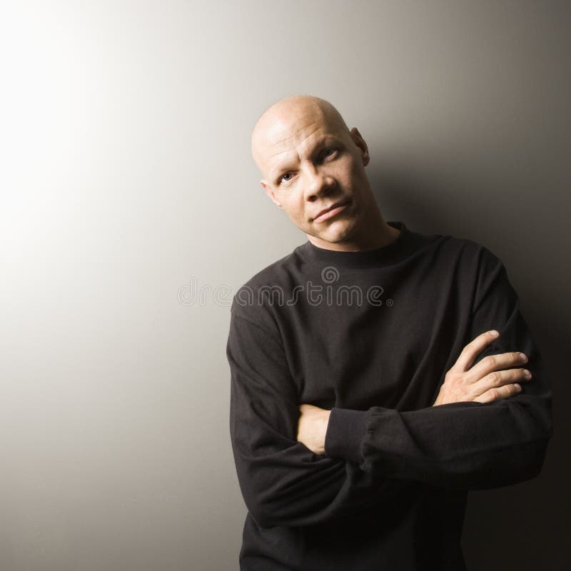377 Hombre Calvo Serio Con Los Brazos Cruzados Fotos de stock - Fotos ...