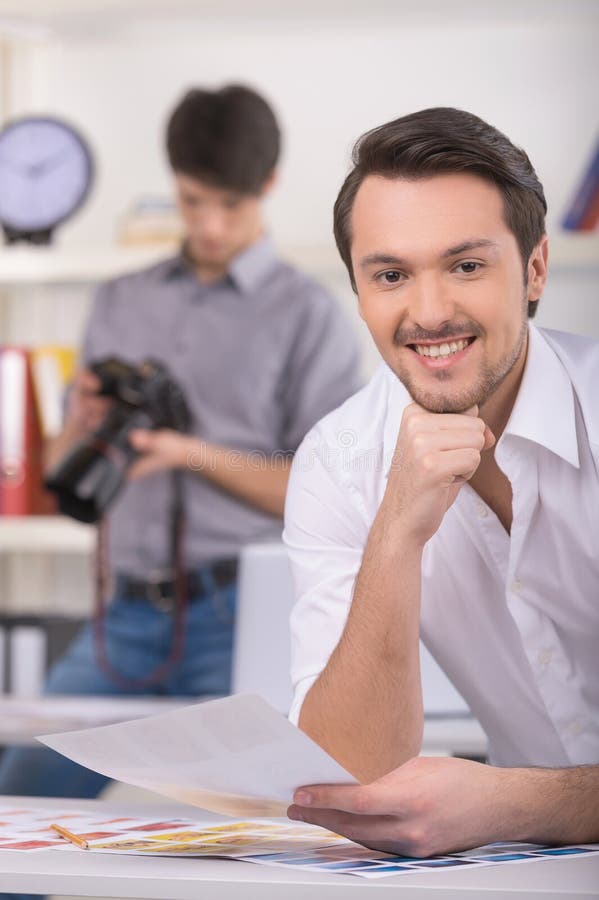 Hombre Con Los Documentos En Su Mano. Imagen de archivo - Imagen de ...