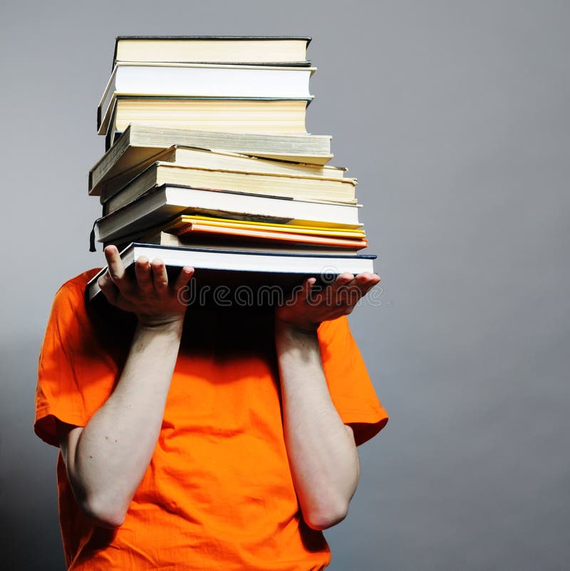 Hombre con los libros. imagen de archivo. Imagen de gente - 14431541