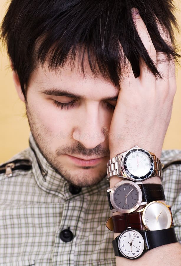 Hombre con los relojes imagen de archivo. Imagen de concepto - 14160081