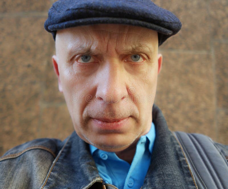 Hombre con mirada hosca foto de archivo. Imagen de hosco - 145237638
