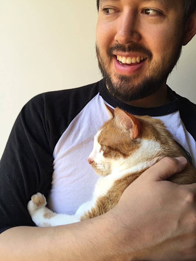 Hombre con su gato foto de archivo. Imagen de teléfono - 78377952