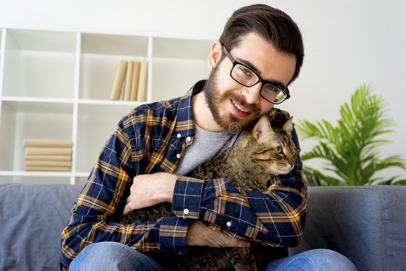Hombre con un gato imagen de archivo. Imagen de animal - 99214165
