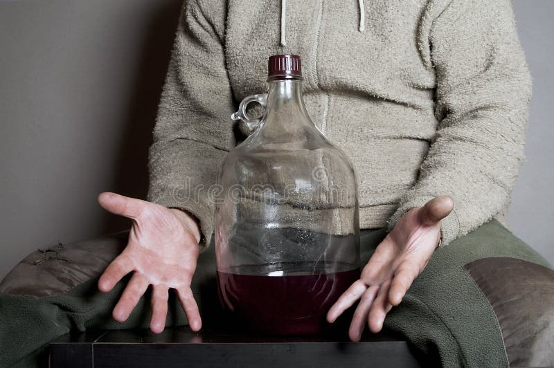 Hombre Con Una Botella De Alcohol Foto de archivo - Imagen de grande ...
