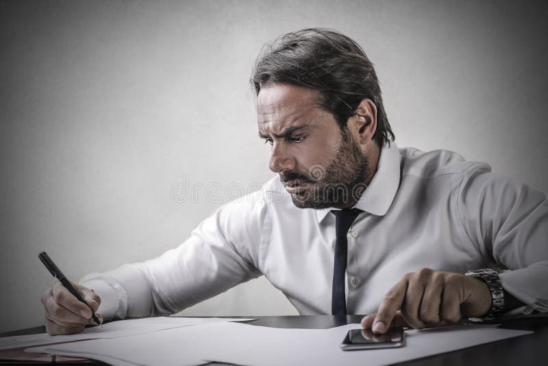 Hombre concentrado foto de archivo. Imagen de oficina - 55143830