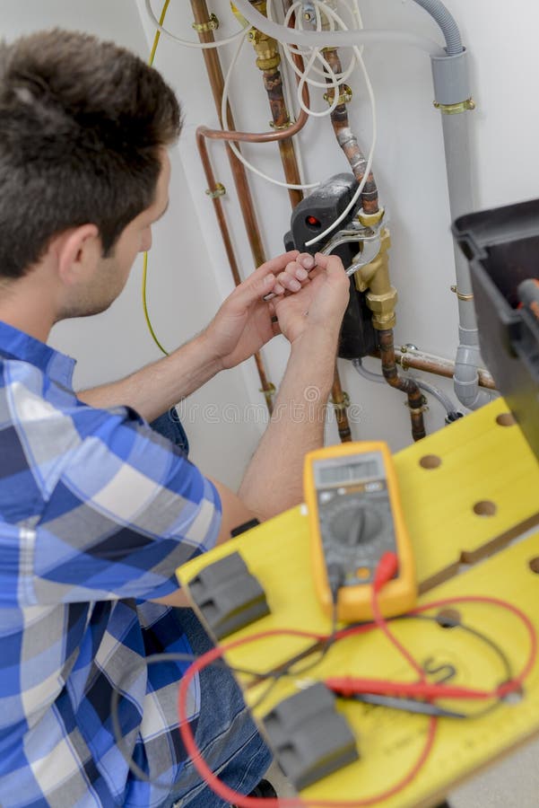 Hombre conectando cables foto de archivo. Imagen de tubos - 256658274