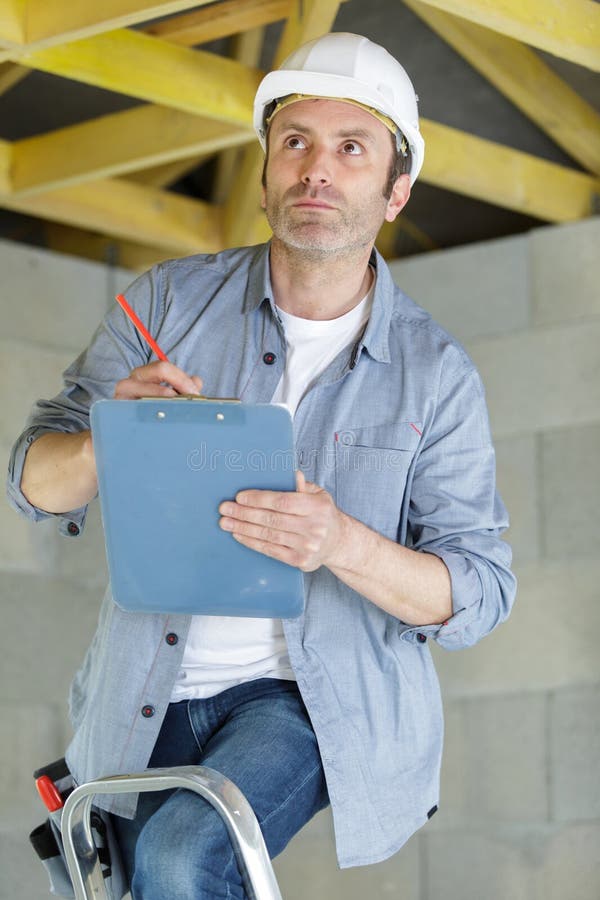 Hombre Constructor En Escalera Foto de archivo - Imagen de constructor ...