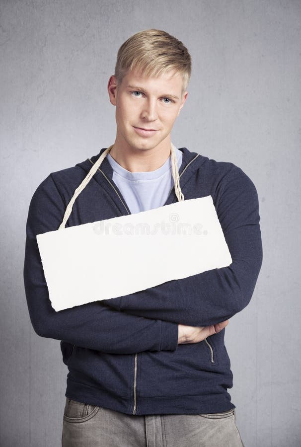 Hombre Contento Que Presenta El Letrero En Blanco. Foto de archivo ...