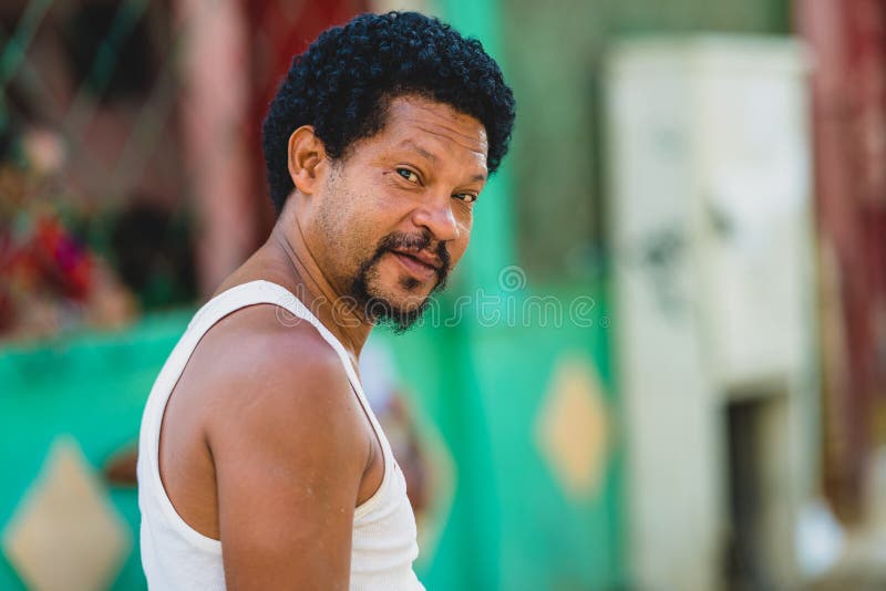 Muchacho Del Afro Retrato De Un Muchacho Cubano Fotografía editorial ...