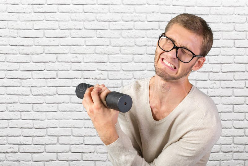 Hombre débil divertido foto de archivo. Imagen de salud - 69703912