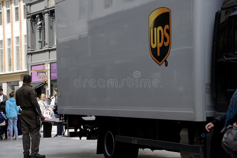HOMBRE DE ENTREGA DE UPS foto editorial. Imagen de finanzas - 92348596