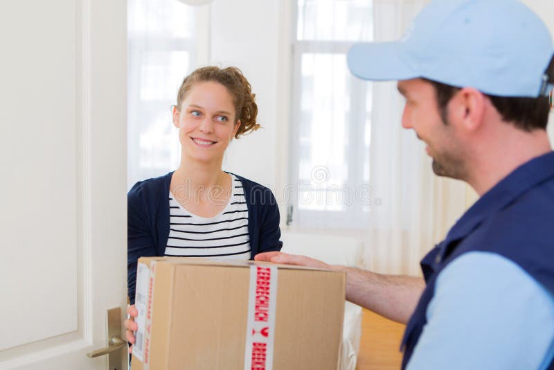 Hombre De Entrega Que Entrega Un Paquete Al Cliente Imagen de archivo ...