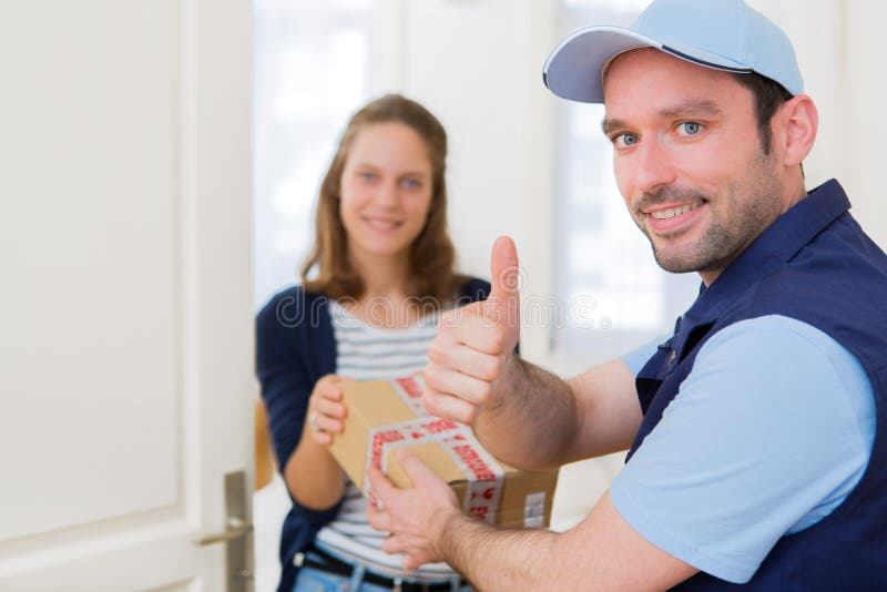 Hombre De Entrega Que Entrega Un Paquete Al Cliente Imagen de archivo ...