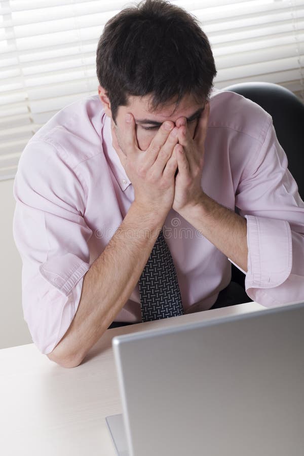 Hombre De Negocios Agotado Working En Oficina Del Espacio Abierto ...