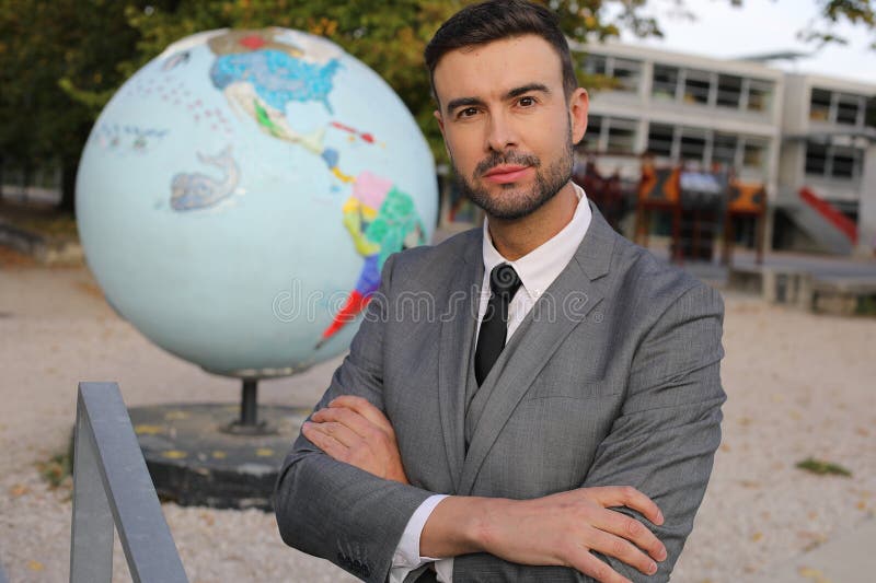 Hombre De Negocios De Aspecto Poderoso Cruzando Sus Brazos Imagen de ...