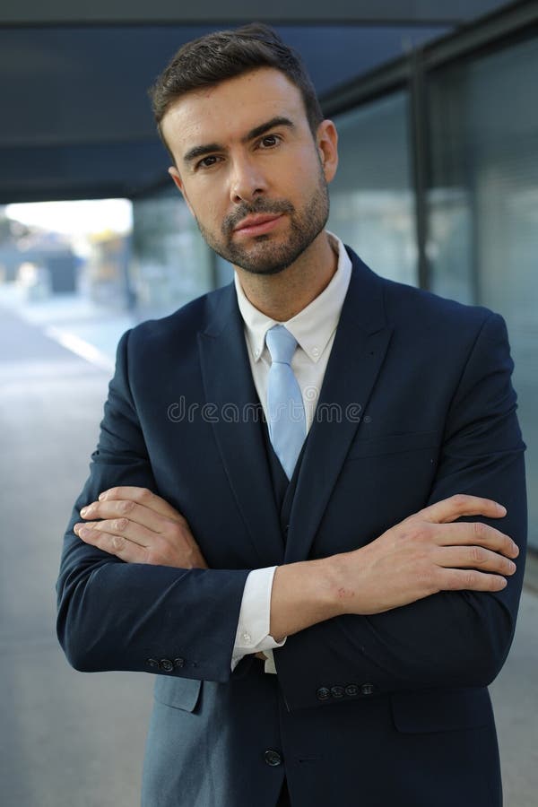 Hombre De Negocios De Aspecto Poderoso Cruzando Sus Brazos Foto de ...