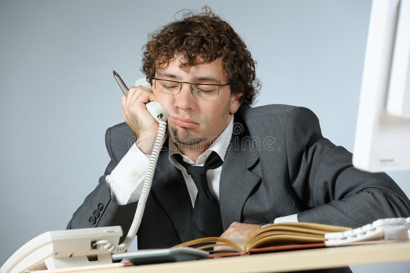 Hombre de negocios cansado imagen de archivo. Imagen de ordenador - 7095171