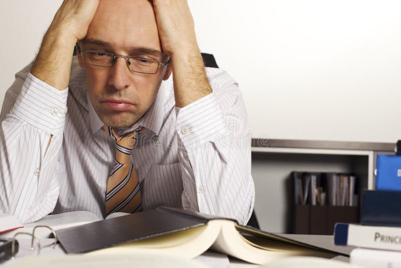 Hombre De Negocios Desesperado Que Se Inclina a Una Pared Foto de ...