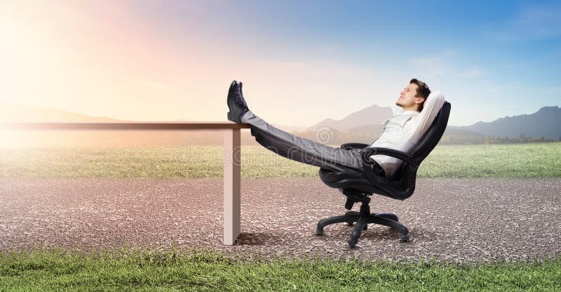 Hombre De Negocios Relajado Que Se Sienta En Su Silla Imagen de archivo ...