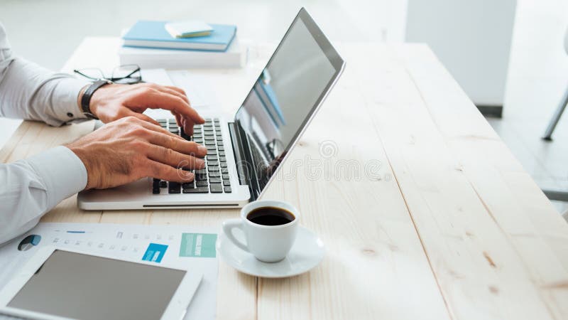 Hombre De Negocios Feliz Joven, Trabajando En El Escritorio Imagen de ... Hombre De Negocios Feliz Joven, Trabajando En El Escritorio Imagen de ...