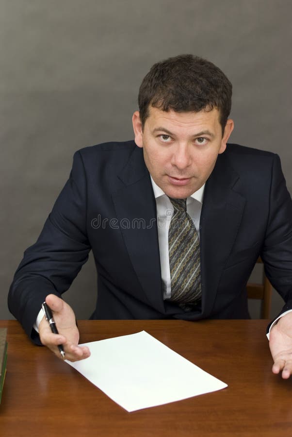 Hombre De Negocios Indignado Leyendo Informes En Oficinas Modernas ...