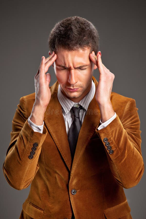 Hombre De Negocios Joven Con Dolor De Cabeza Imagen de archivo - Imagen ... Hombre De Negocios Joven Con Dolor De Cabeza Imagen de archivo - Imagen ...
