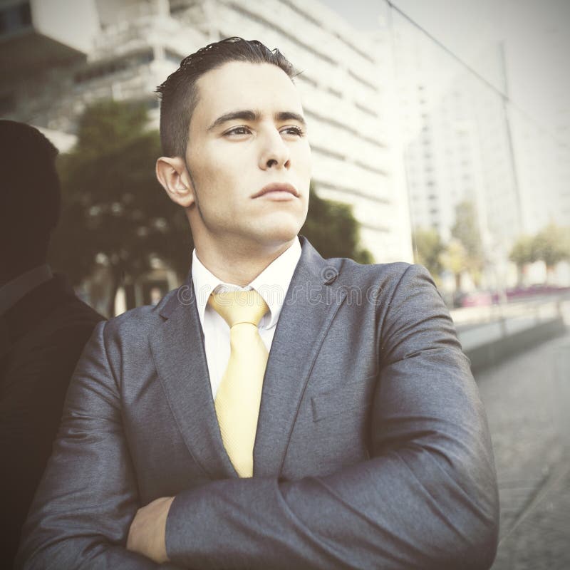 Hombre De Negocios Joven Confiado Foto de archivo - Imagen de fachada ...
