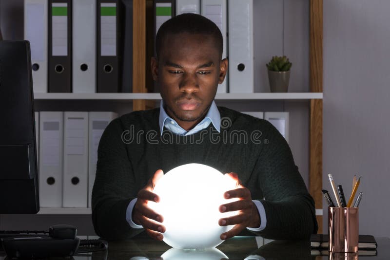 Hombre De Negocios Predicting Future with Crystal Ball Imagen de ...