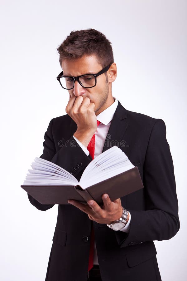 Hombre De Negocios Que Lee El Libro De La Novela De Suspense Foto De