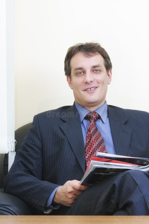 Hombre De Negocios Sonriente Con El Compartimiento Foto de archivo ...