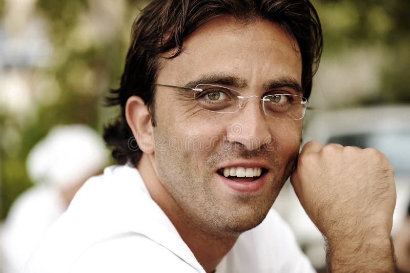 Hombre De Negocios Sonriente Satisfecho Imagen de archivo - Imagen de ...