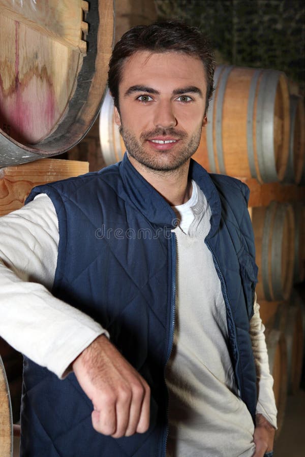 Hombres En La Bodega Que Sostiene El Vino De Los Vidrios Foto de ...