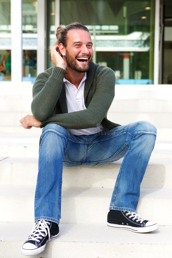 Hombre De Risa Con La Barba Que Se Sienta En Pasos Afuera Imagen de ...