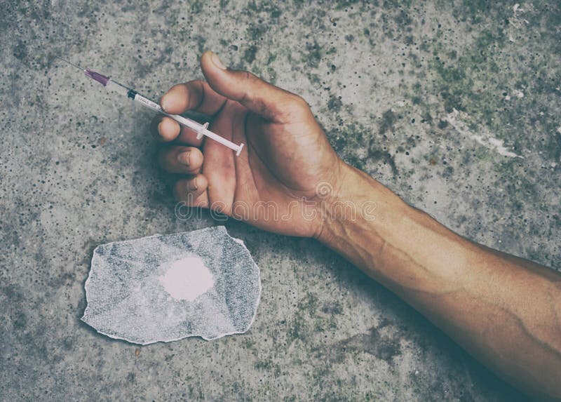 Arrestaron Al Drogadicto Para El Uso De Drogas En La Tabla Sufrimiento ...