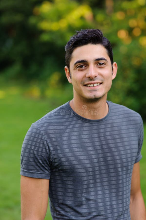Hombre Joven Moreno Hermoso Sonriente Foto de archivo - Imagen de ...