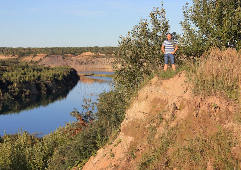 Hombre en el precipicio foto de archivo. Imagen de precipicio - 158692098