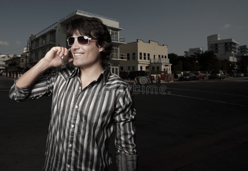 Hombre en el teléfono imagen de archivo. Imagen de joven - 10103569