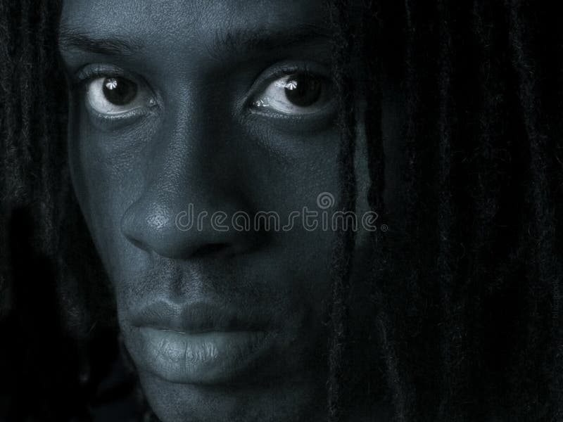 Hombre en la obscuridad imagen de archivo. Imagen de rastros - 10955661