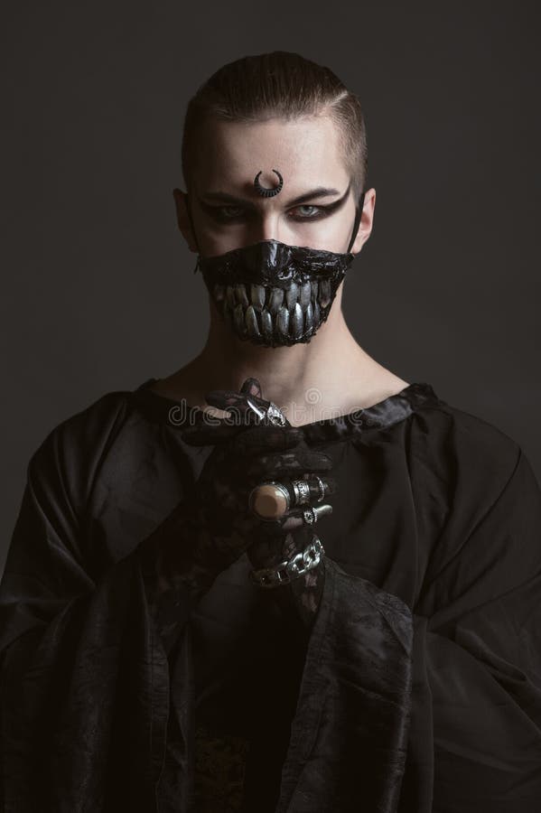 Hombre En Ropa Oscura, Demonio Foto de archivo - Imagen de demonio ...