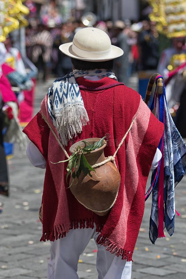 Hombre En Ropa Tradicional En Ecuador Imagen de archivo editorial ...