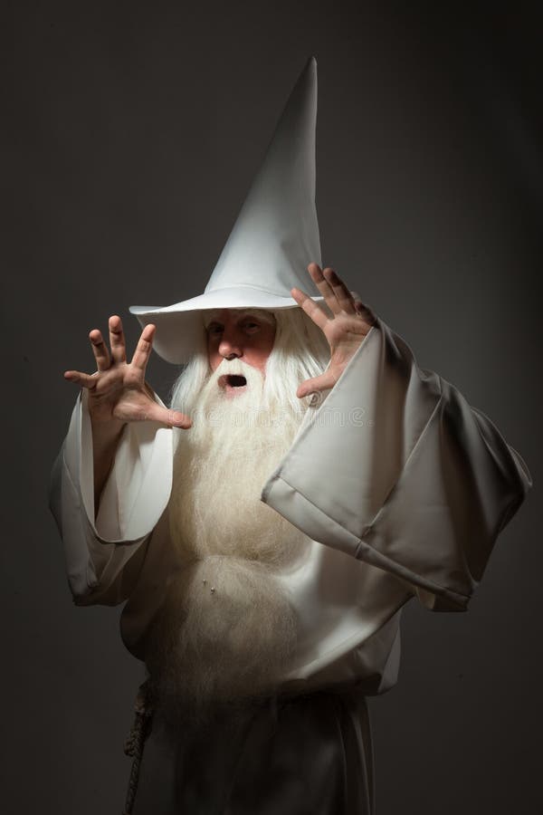 Hombre En Traje Del Hechicero Foto de archivo - Imagen de sombrero ...