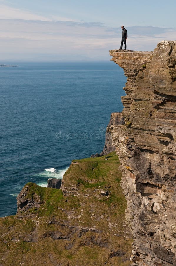 Hombre en un acantilado imagen de archivo. Imagen de irlanda - 12488041