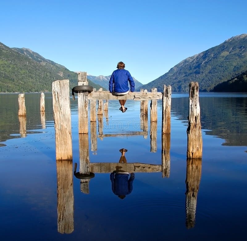 Hombre en un muelle imagen de archivo. Imagen de sentados - 7657921