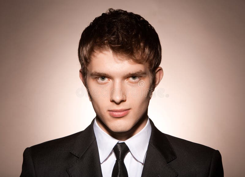 Hombre en un smoking foto de archivo. Imagen de dudas - 12888624