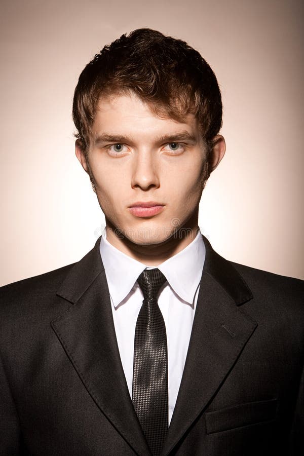 Hombre en un smoking foto de archivo. Imagen de dudas - 12888624