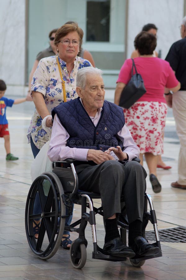 Hombre en wheelshair foto editorial. Imagen de perjudicado - 32288061