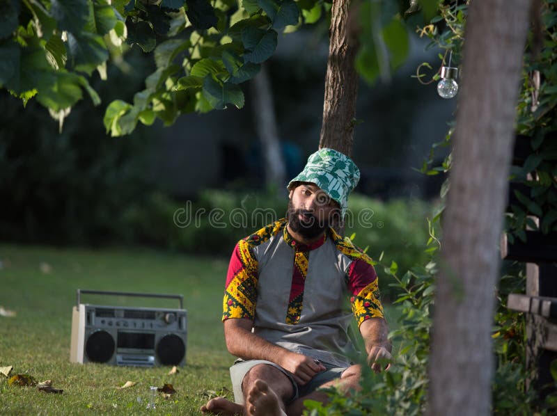 Cigarrillo Que Fuma Del Hombre Deprimido Foto de archivo - Imagen de ...