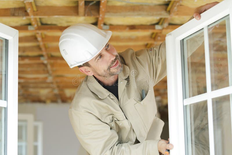 Hombre Guapo Instalando Un Ventanal Foto de archivo - Imagen de apuesto ...